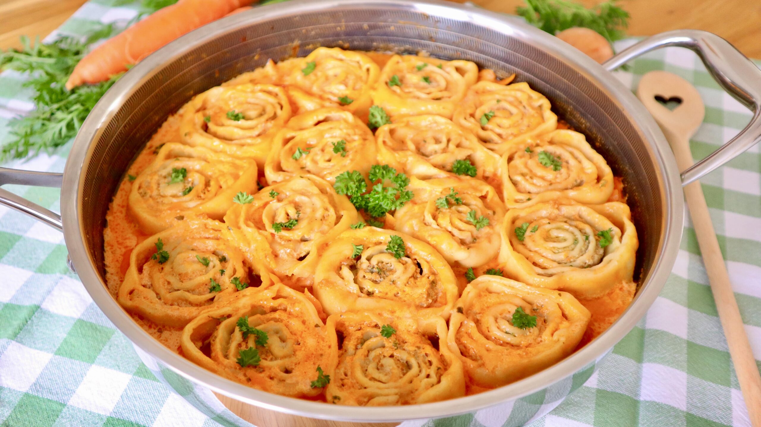 Faule Pelmeni mit Soße - Leckere Teigröllchen mit Hackfleisch